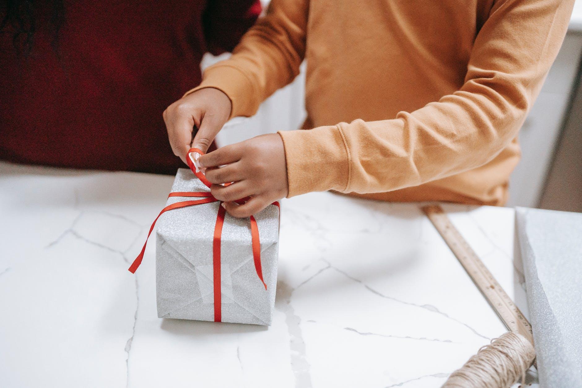 Christmas gifts: how to package safely before handing over for delivery ...